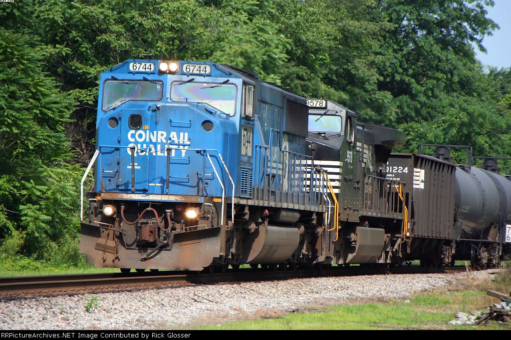 NS 69Q With Blue ex-Conrail Leader @ 1640h